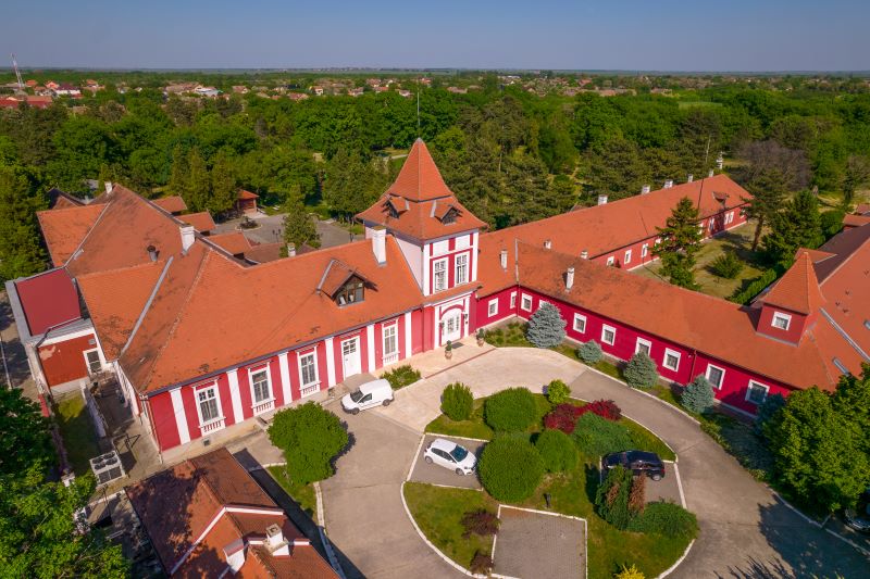 ...DA LI STE ZNALI... Da se u blizini Zrenjanina nalazi dvorac u Ečki koji je nekada bio jedan ...